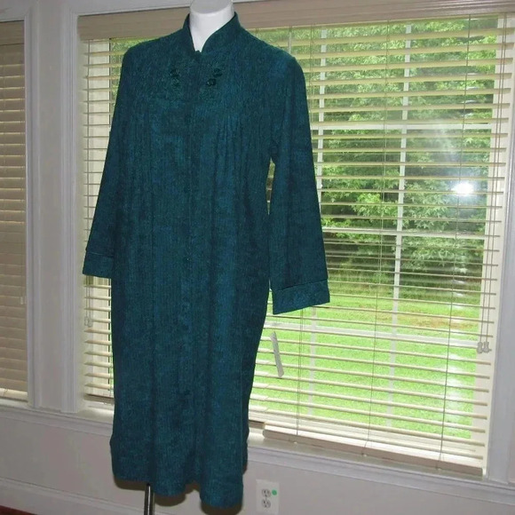 Intimates & Sleepwear | Nwt Collette By Miss Elaine Green Robe Size ...